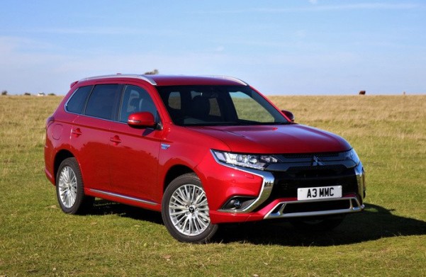 Liên tục dính triệu hồi tại Việt Nam, Mitsubishi Outlander PHEV mới bán tại Anh có gì?