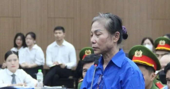 Cựu Bí thư Hoàng Thị Thúy Lan khóc khi thấy một nửa số bị cáo từng là lãnh đạo của Vĩnh Phúc