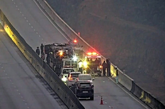 Xe khách cháy rụi trên cao tốc Diễn Châu - Bãi Vọt